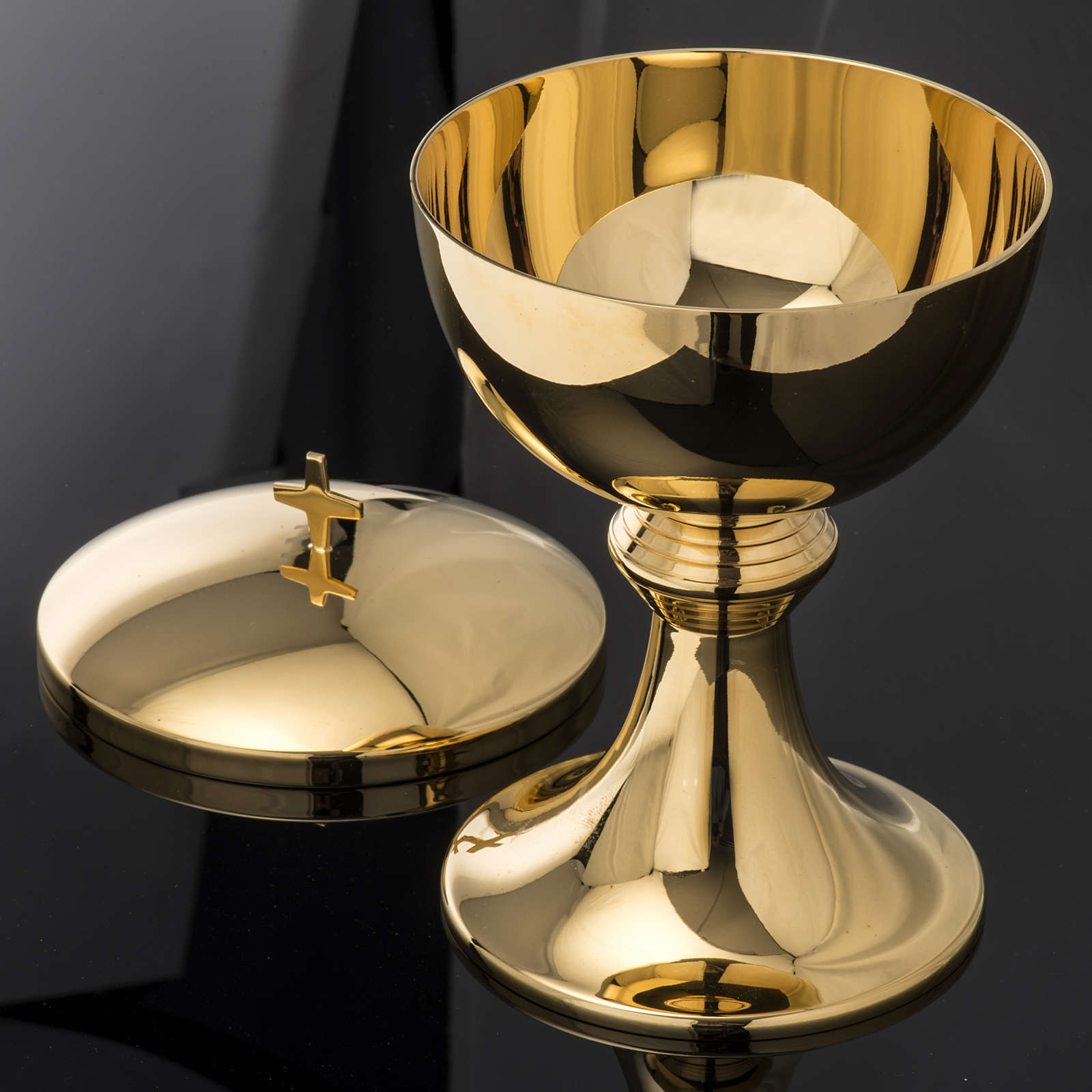 Ciborium Molina in smooth golden brass | online sales on HOLYART.co.uk